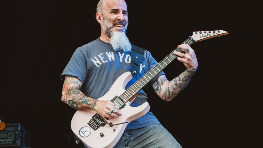 Scott Ian reconoce haber jugado al póker durante los conciertos de Anthrax