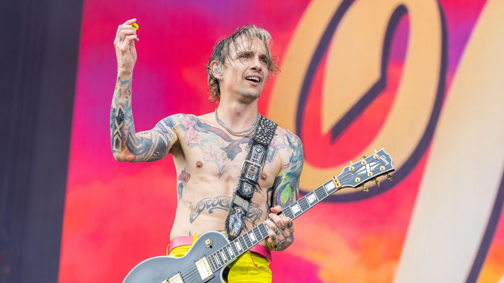 Engañan a Justin Hawkins (The Darkness) para dar un concierto sorpresa ...