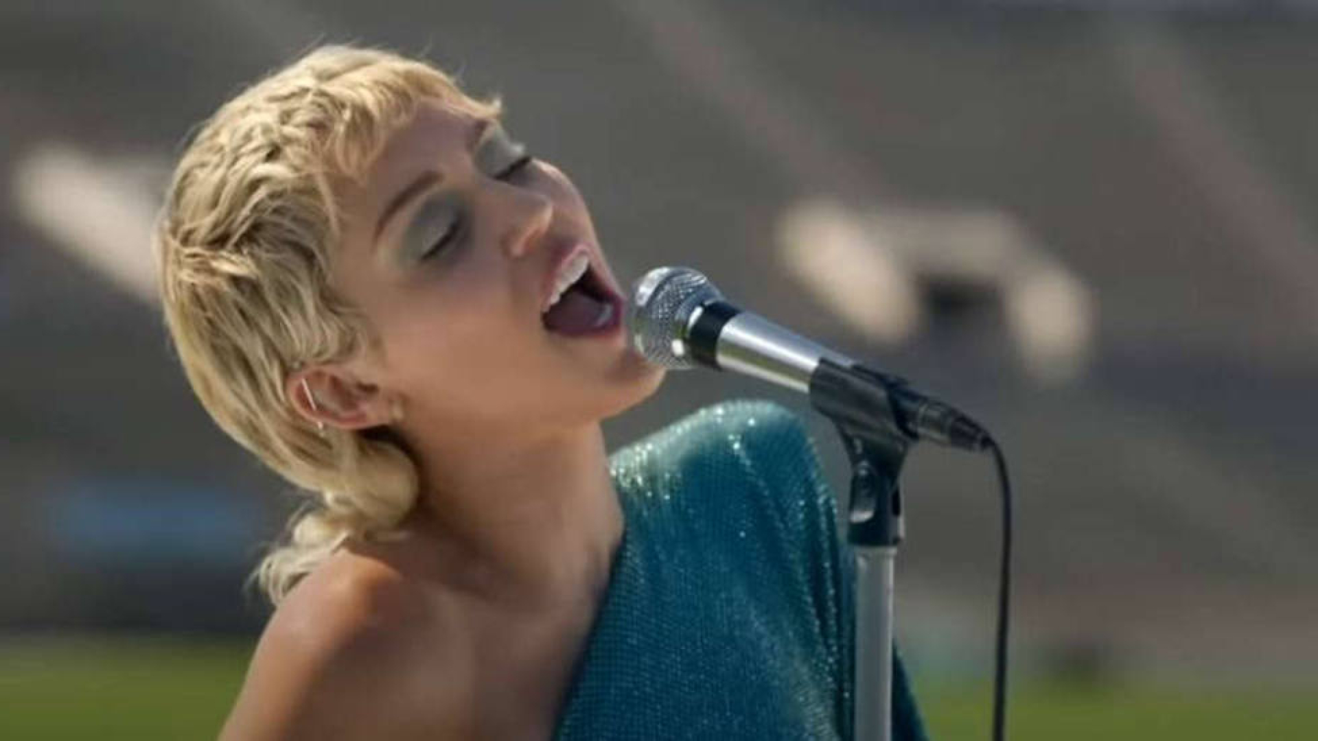 Miley Cyrus lo ha vuelto a hacer: así suena su versión del "Help!" de ...