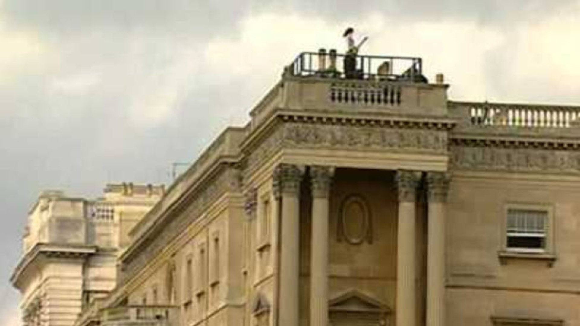 ¿Qué virtuoso tocó "God Save The Queen" en la azotea del Buckingham Palace?