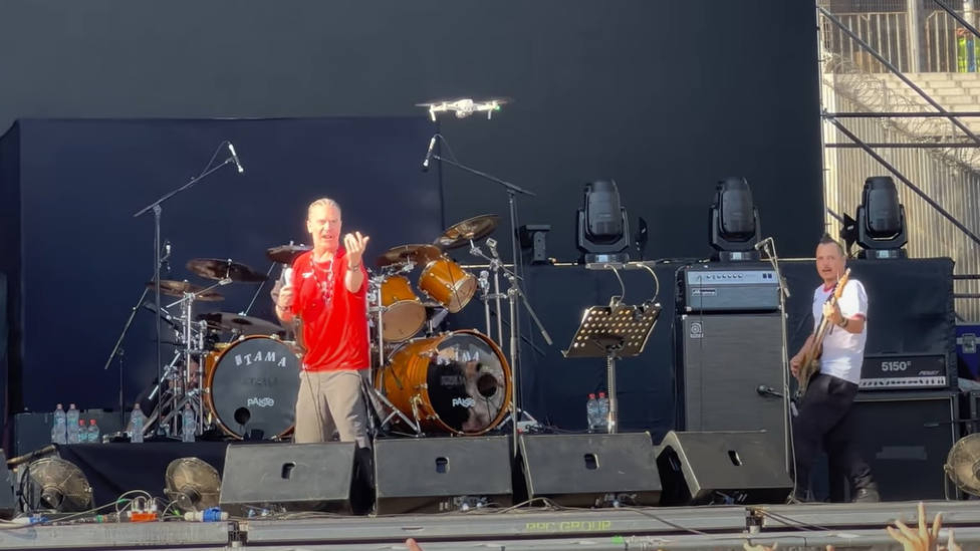 Mike Patton (Faith No More) intenta derribar un dron en pleno concierto ...