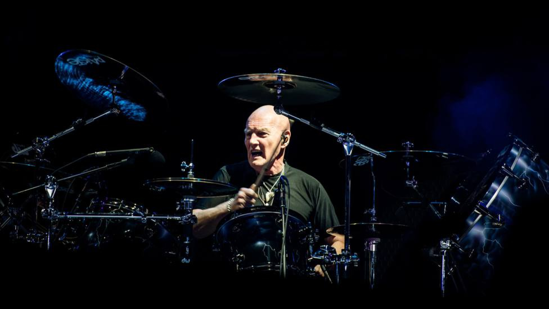 Chris Slade insiste en que no le importa que AC/DC no le haya llamado: “La gente quiere que seas ...