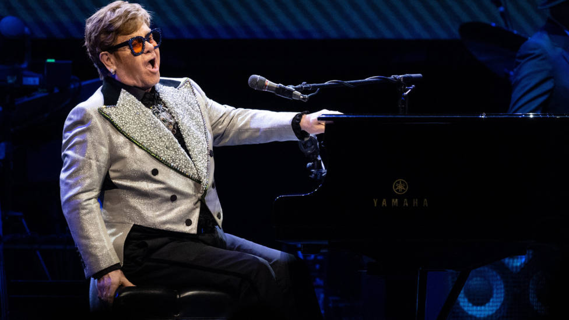 La razón por la que Elton John saca a subasta parte de su vestuario ...