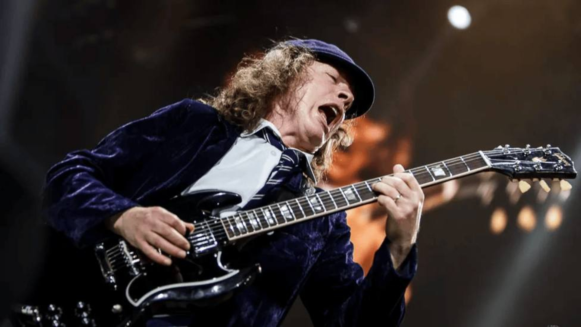 La canción del 'Back in Black' que era un relleno y se compuso en solo ...