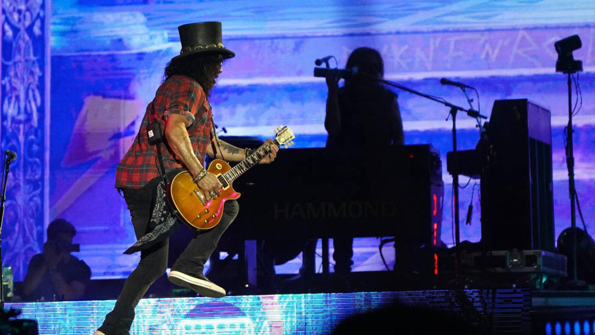 El reciente vídeo de Slash (Guns N' Roses) tocando Led Zeppelin y Black ...