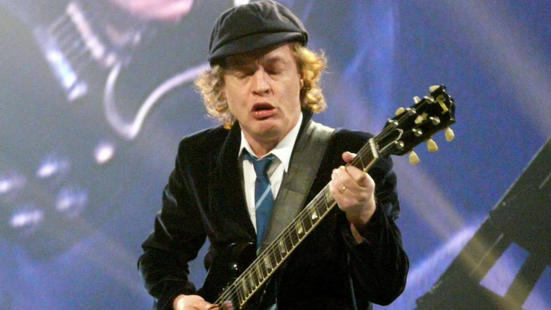 El insólito disfraz de Angus Young (AC/DC) antes de salir al escenario ...