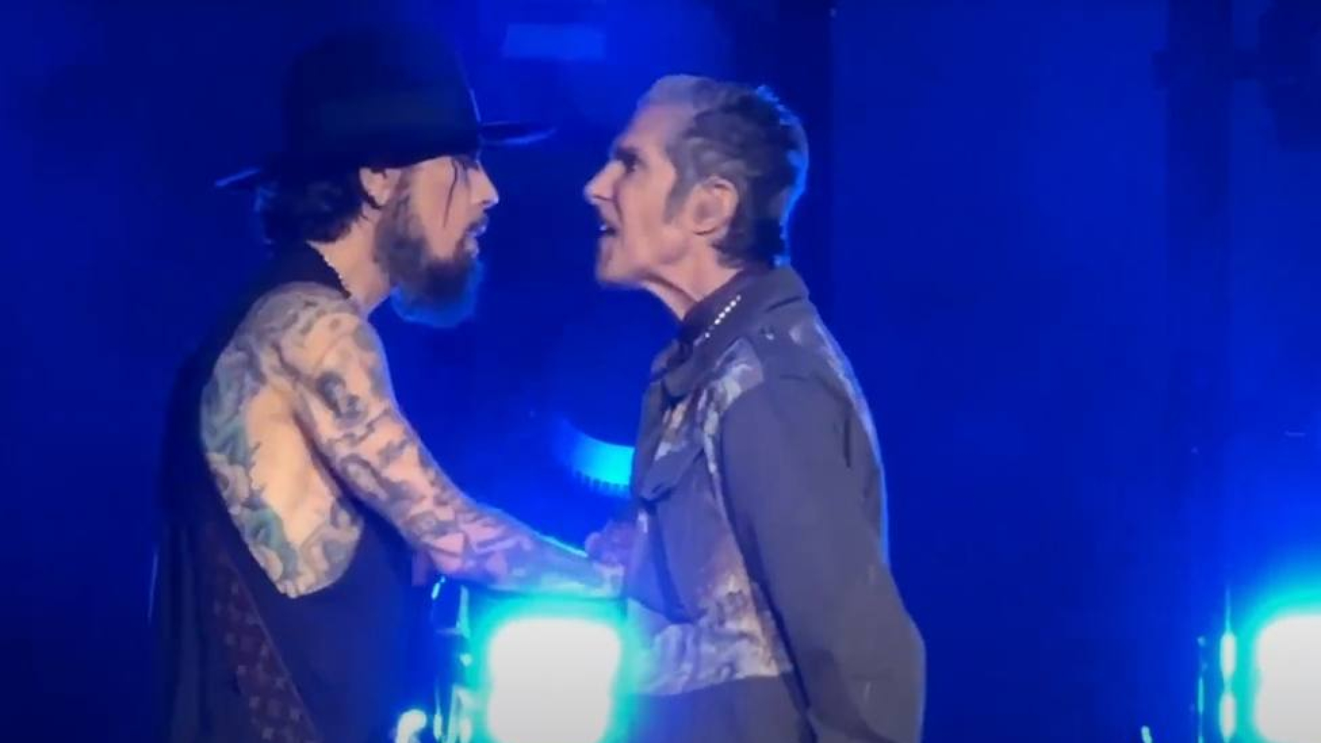 Jane's Addiction al más puro estilo Oasis: Perry Farrell se pega con ...