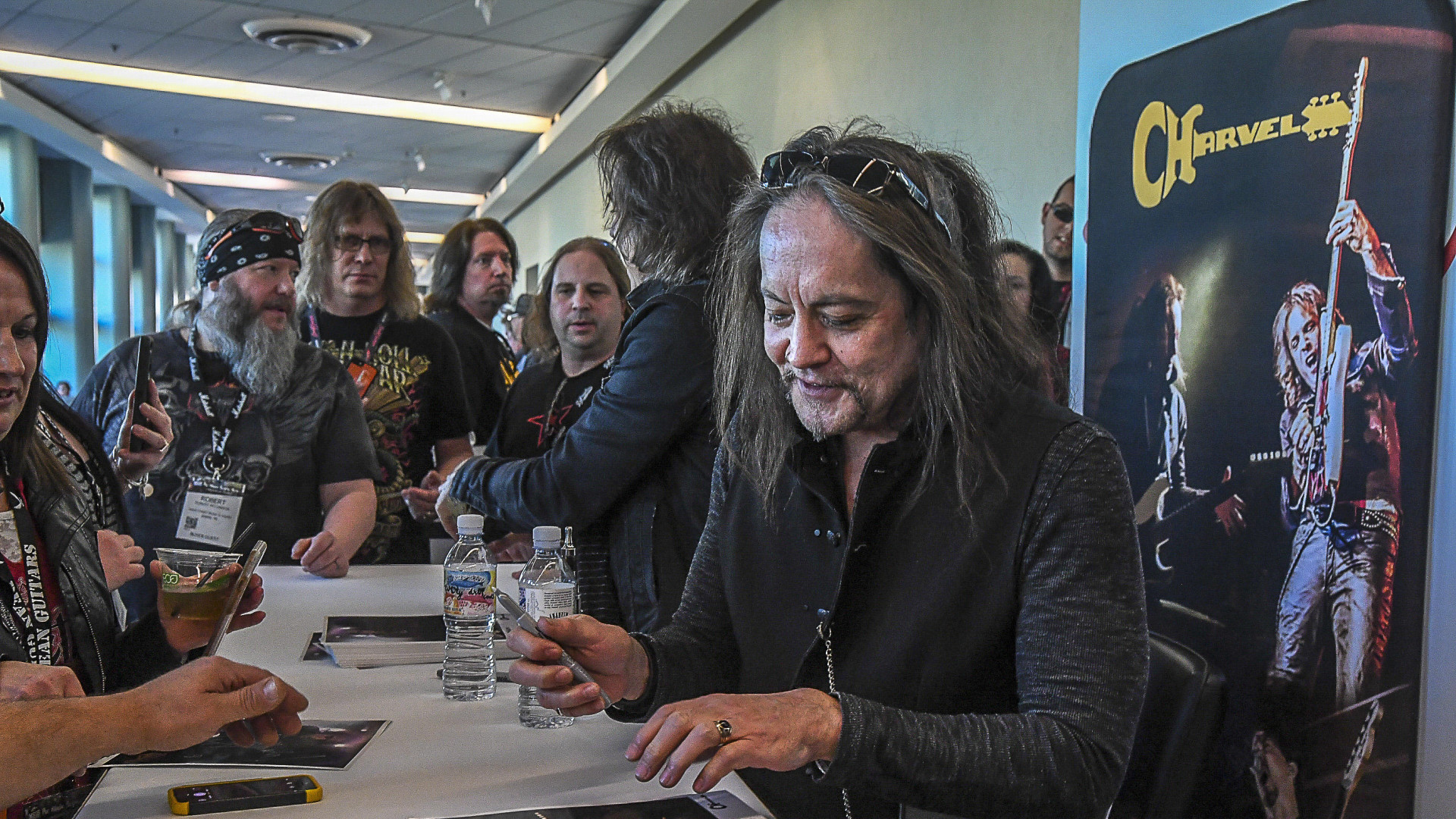 Jake E. Lee rompe su silencio tras ser disparado tres veces en Las ...