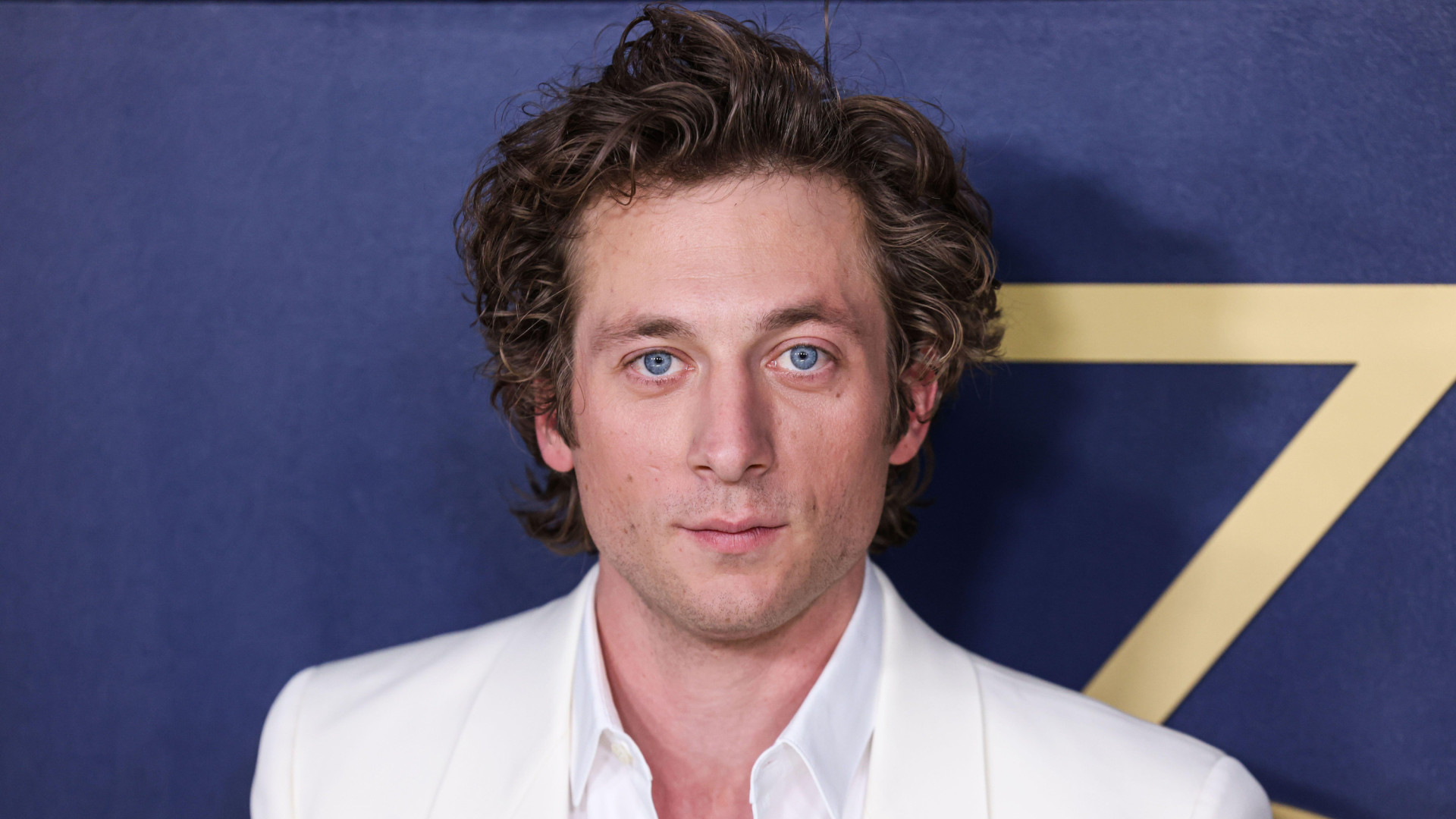 Así luce Jeremy Allen White en su primera imagen interpretando a Bruce ...