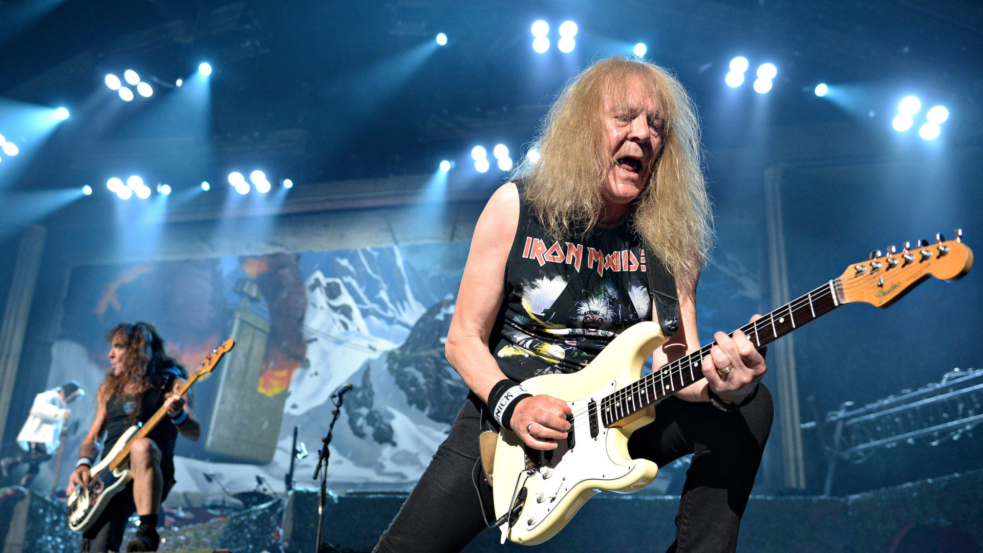 Janick Gers (Iron Maiden) sufre una aparatosa caída sobre el escenario ...